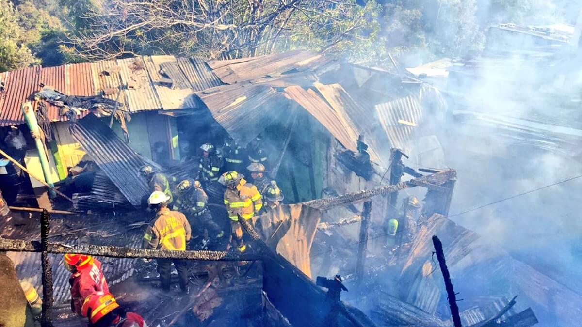 Niños quedan atrapados en incendio que afecta 3 viviendas - La Hora