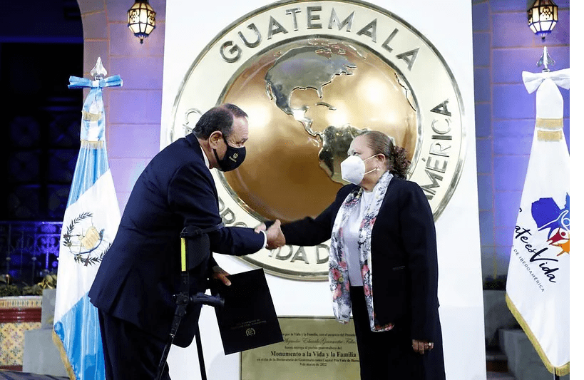 Con Consuelo de su lado: MP desestima denuncia contra Giammattei ...