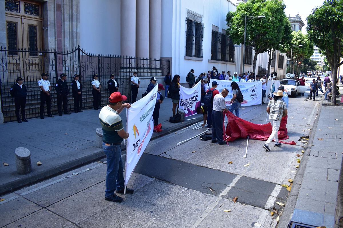 En medio de bloqueos, Codeca busca que Arévalo reciba sus exigencias ...