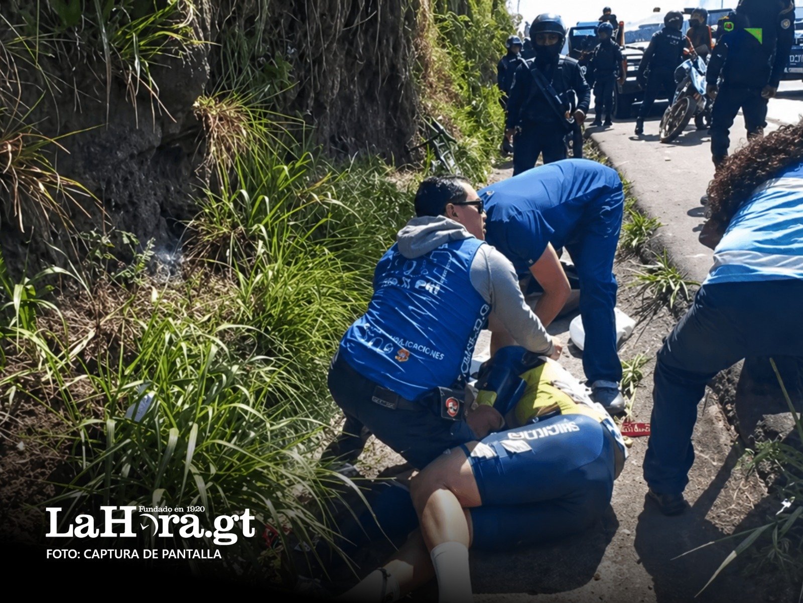 VIDEO: Motocicleta provoca la caída de varios ciclistas en la primera ...