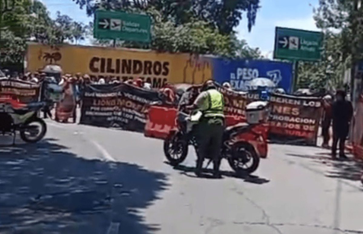 Esto se sabe del bloqueo que afecta el ingreso al Aeropuerto ...